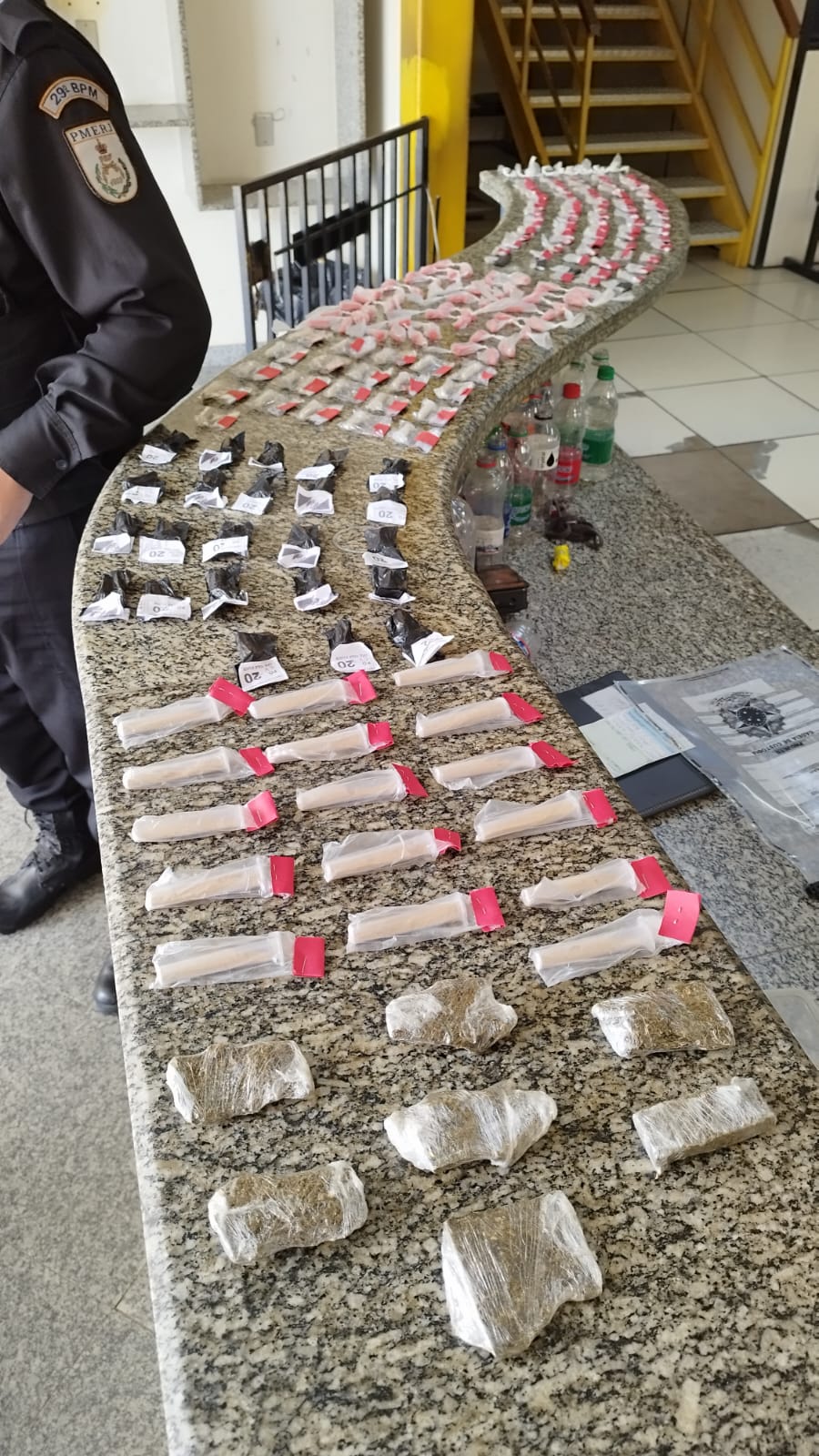 PMs apreendem drogas em condomínio Minha Casa Minha Vida em Itaperuna