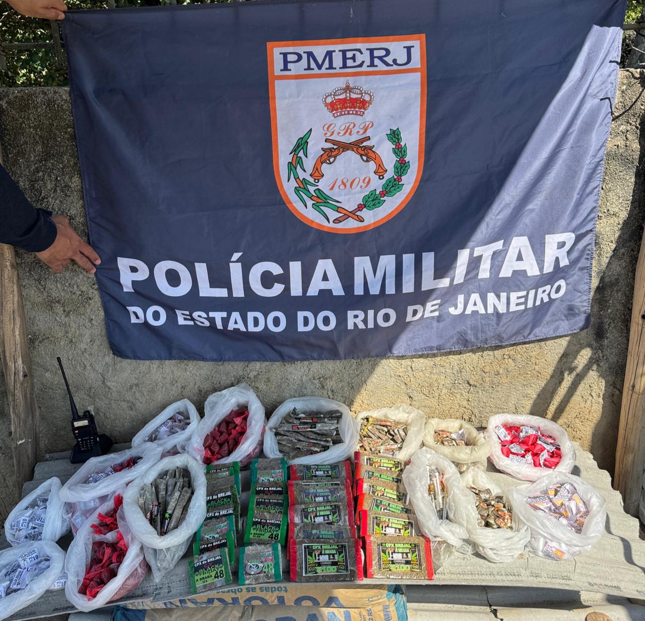 PMs de São Gonçalo apreendem drogas após uma informação do Disque Denúncia